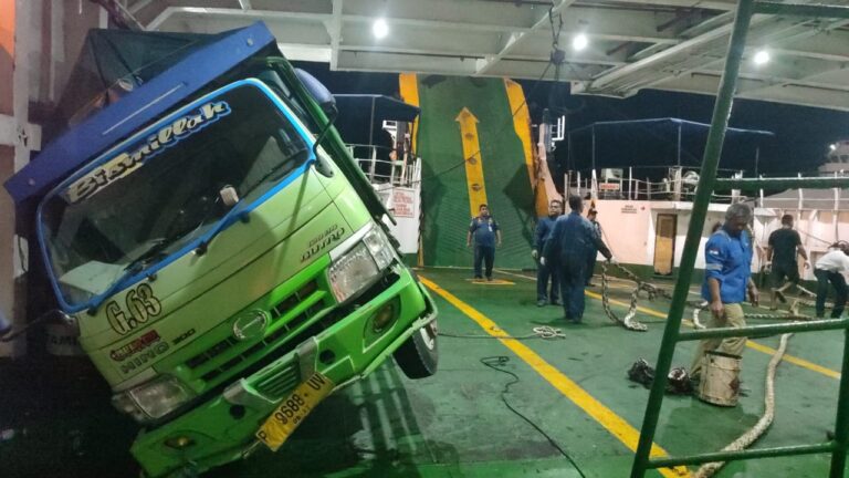 Cuaca Buruk Hantam Selat Bali, Truk Pengangkut Air Miring Nyaris Terguling - Info Jembrana